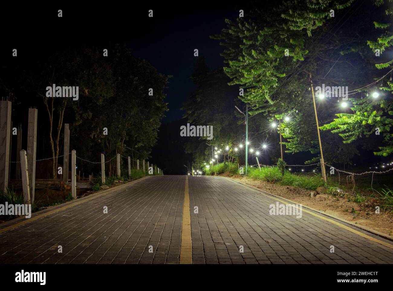 Empty road night hi-res stock photography and images - Alamy