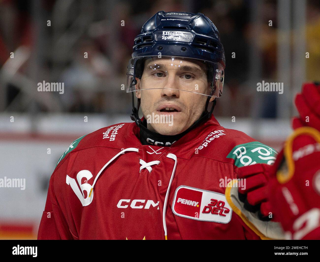 Kyle Cumiskey (Duesseldorfer EG, #16) holt sich die Glueckwuensche an ...