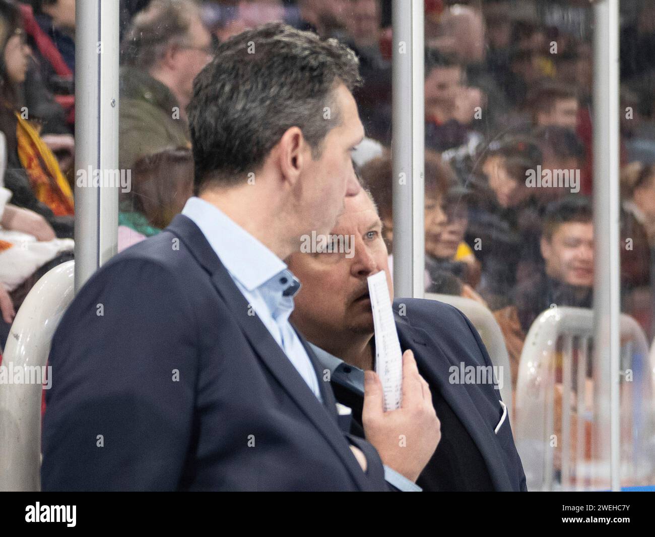 Tom Pokel (Straubing Tigers, Trainer) im Gespraech mit Rob Leask ...