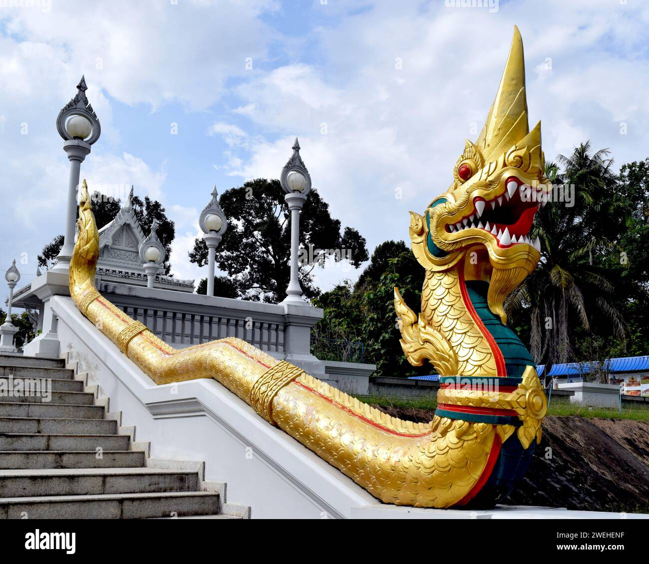 Dragon guarding temple hi-res stock photography and images - Alamy
