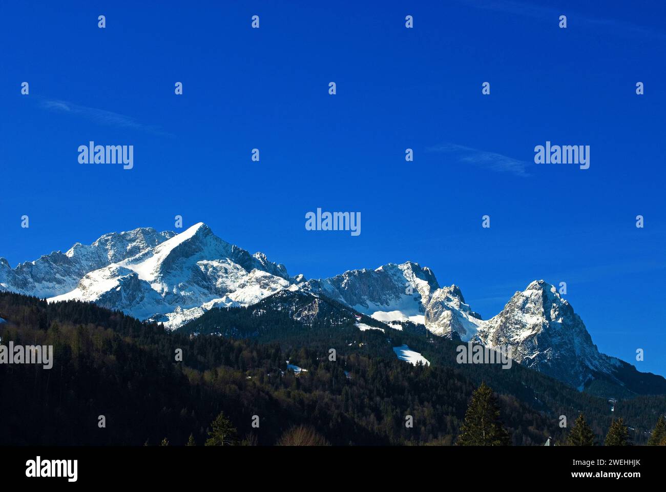 Mountain panorama of the Wetterstein mountain range in spring, with ...