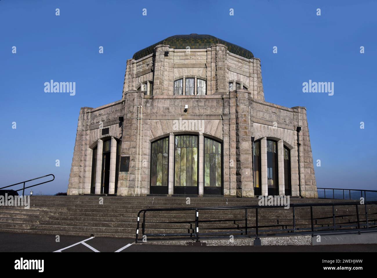 Beautiful historic, Vista House Observatory sits on top of Crown Point ...