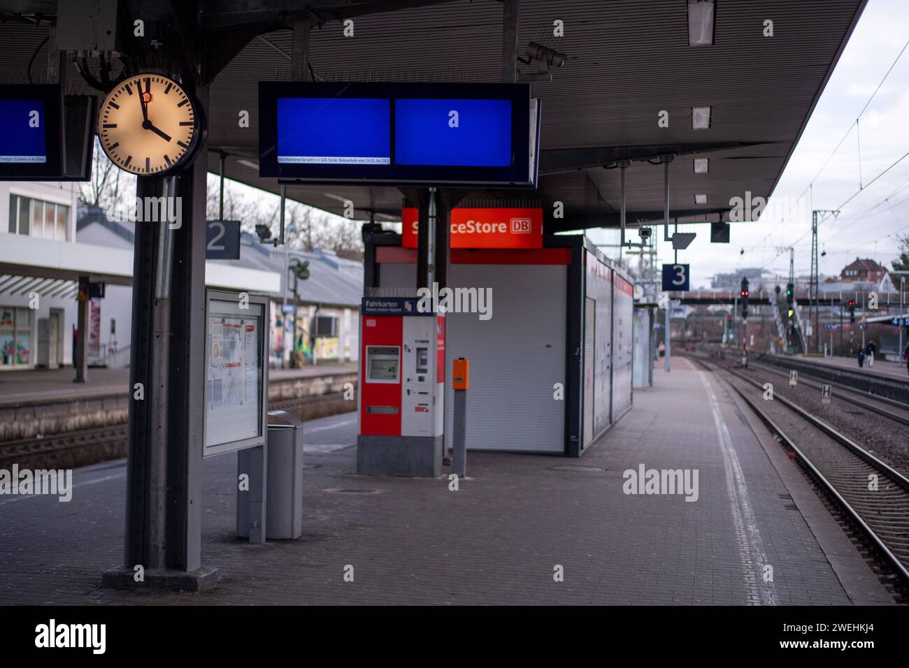Bahnsteiganzeige hi-res stock photography and images - Alamy