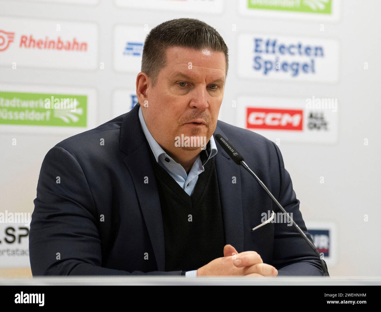 Tom Pokel (Straubing Tigers, Trainer) im Interview nach dem Spiel ...