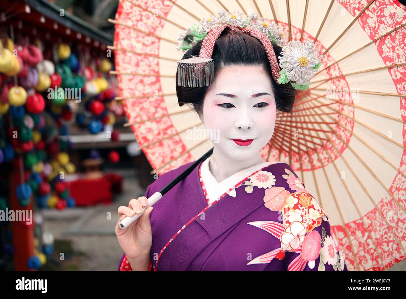 Kyoto temple geisha hi-res stock photography and images - Alamy