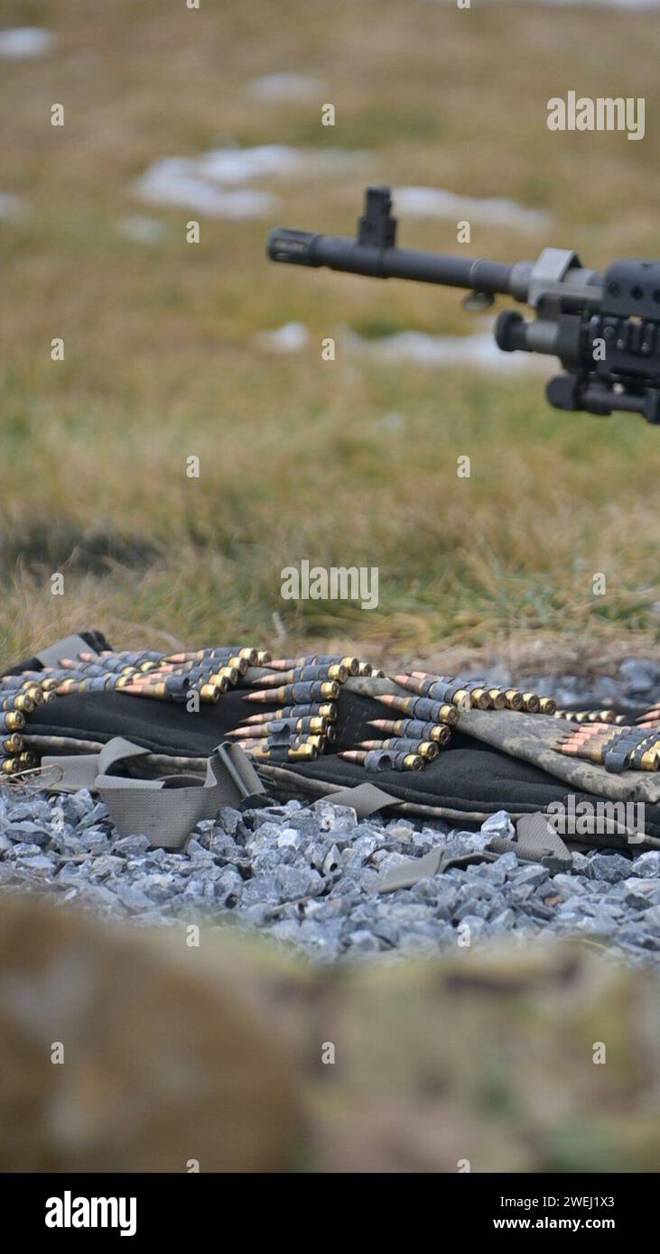 U.S. Soldiers with the Pennsylvania National Guard fire M240B machine ...