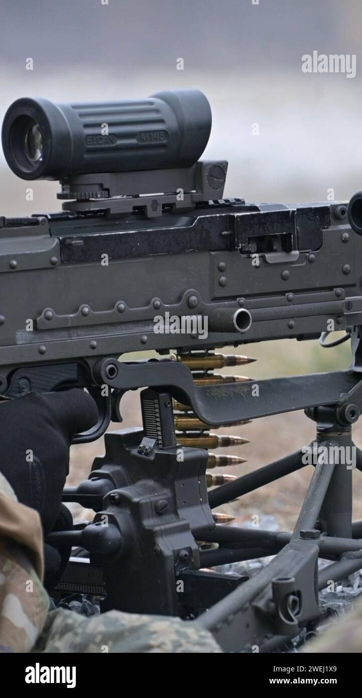 U.S. Soldiers with the Pennsylvania National Guard fire M240B machine ...