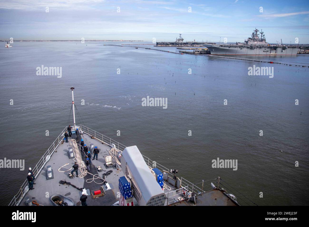 The Whidbey Island-class dock landing ship USS Gunston Hall (LSD 44 ...