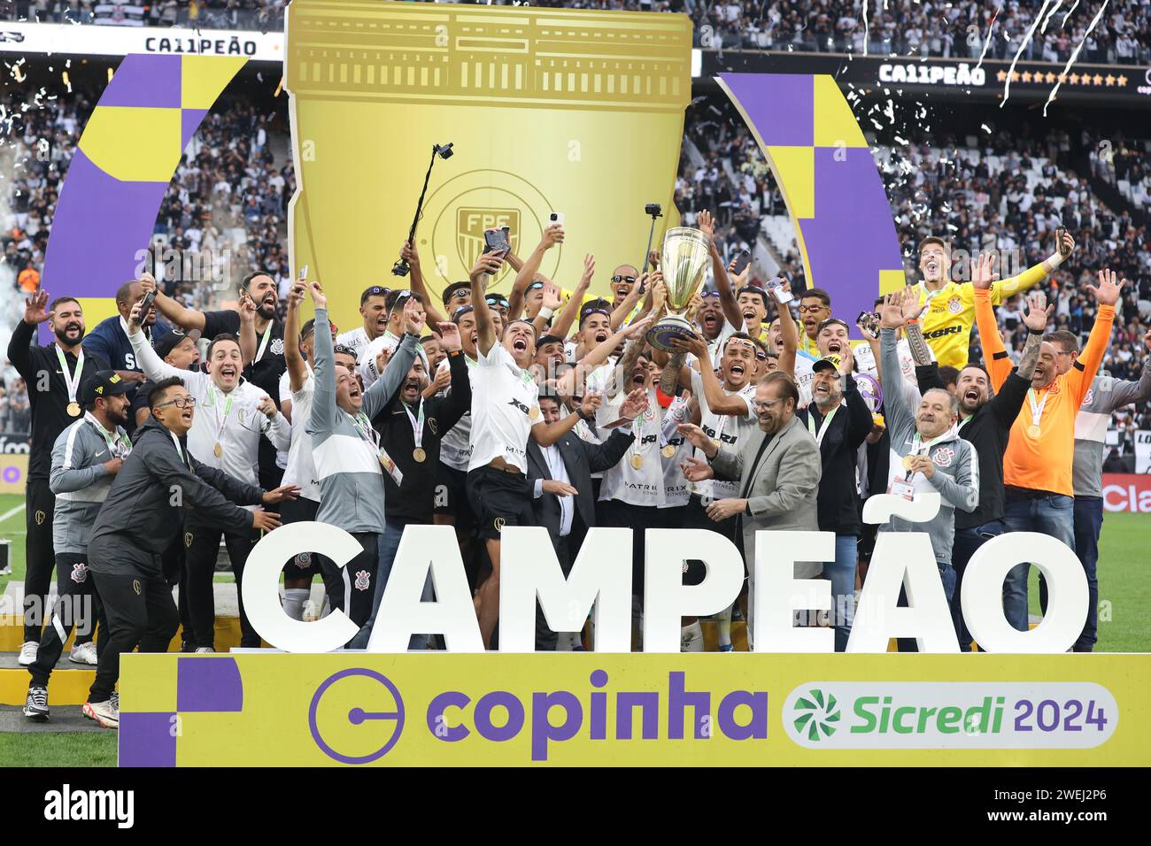 Corinthians team celebrates title after beating Cruzeiro in the final ...