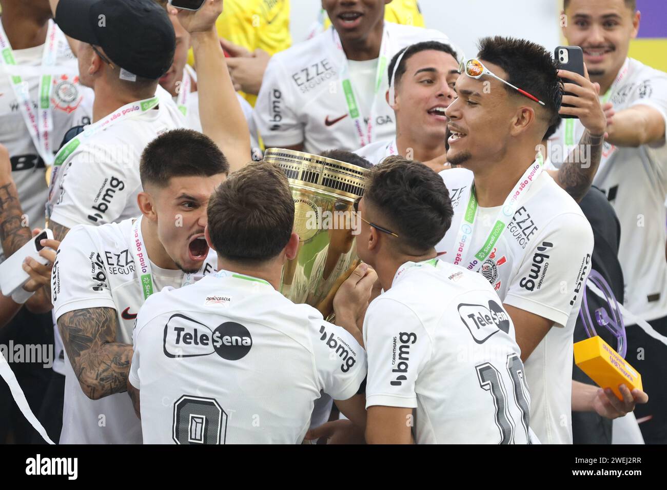 Corinthians team celebrates title after beating Cruzeiro in the final ...