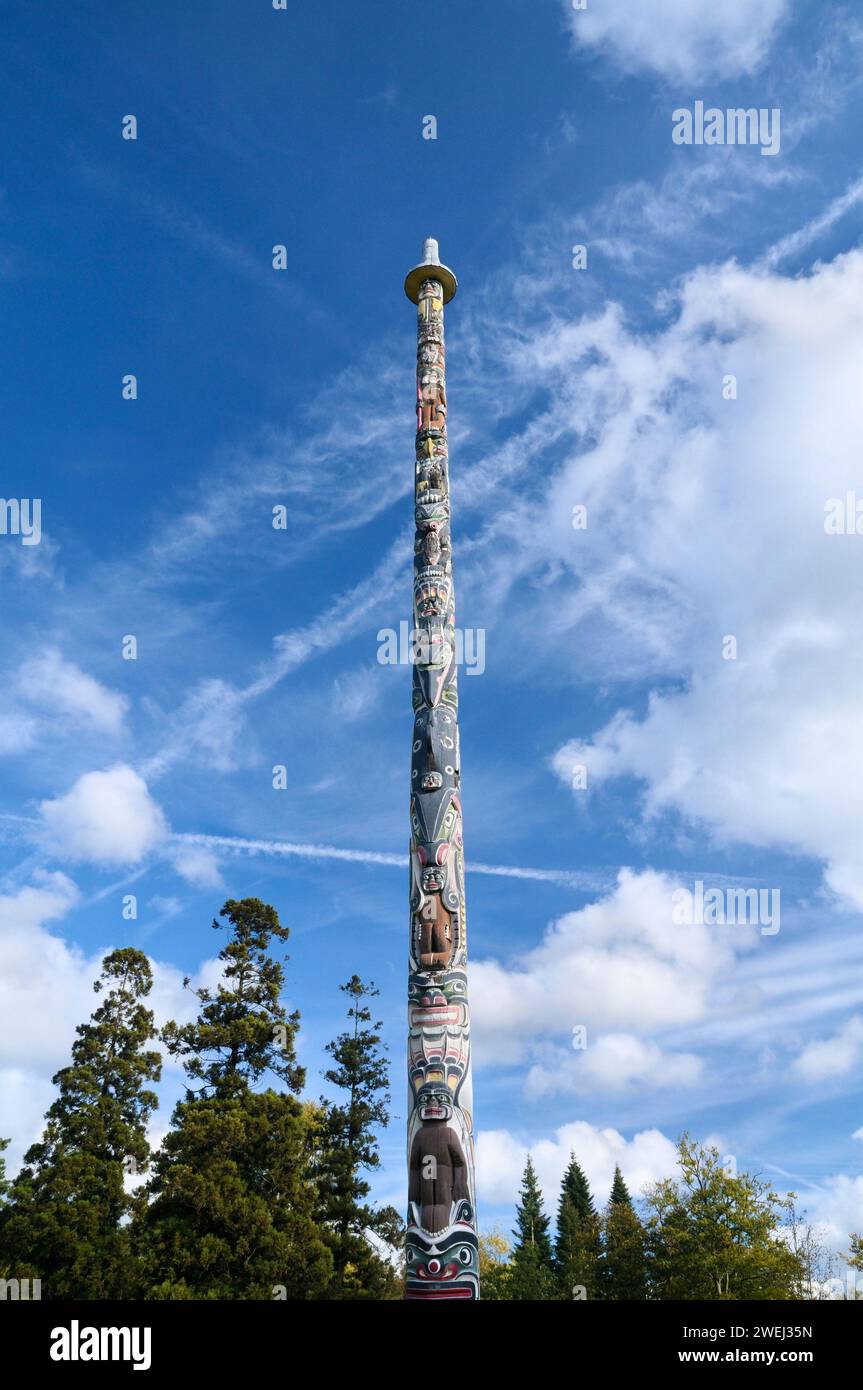 Totem poles carved from western red cedar hi-res stock photography and ...
