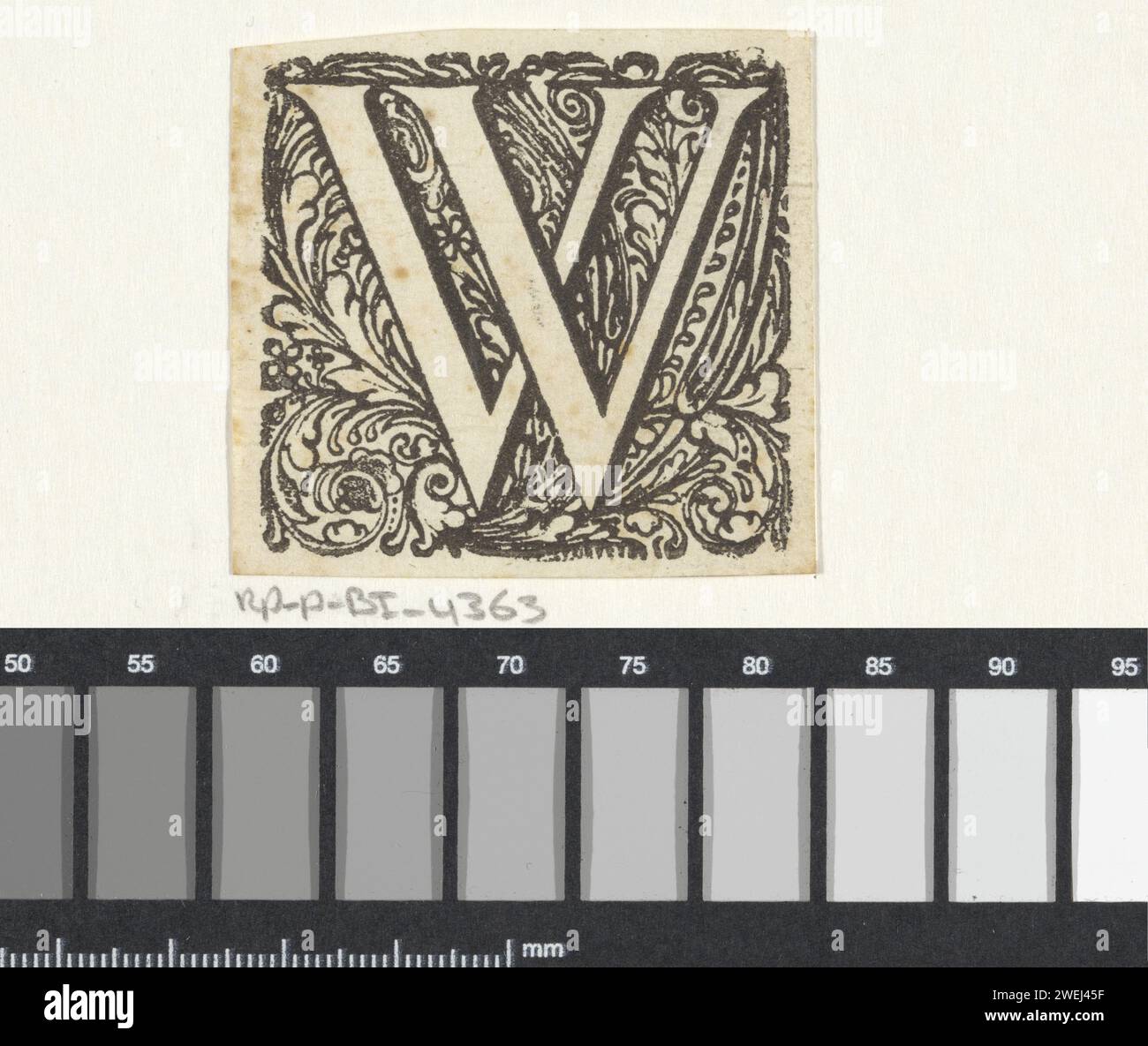 Letter W in an ornamented frame, Anonymous, 1600 - 1699 print paper ...