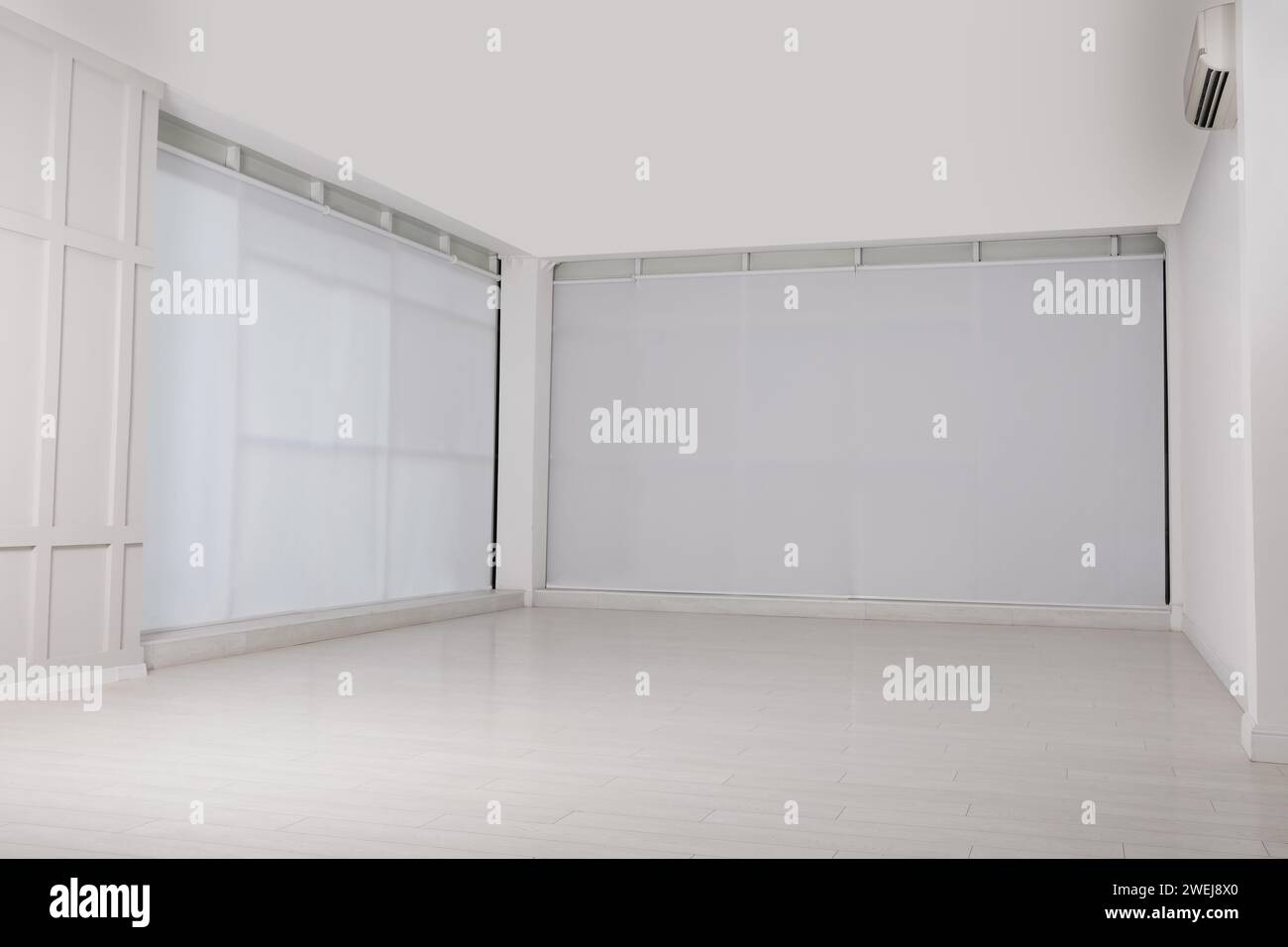 Empty room with beige walls and laminated flooring Stock Photo - Alamy
