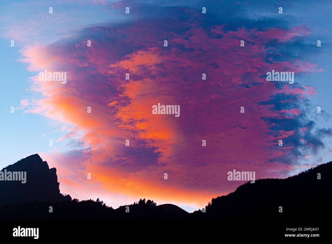 reddish lenticular cloud at sunset Stock Photo - Alamy