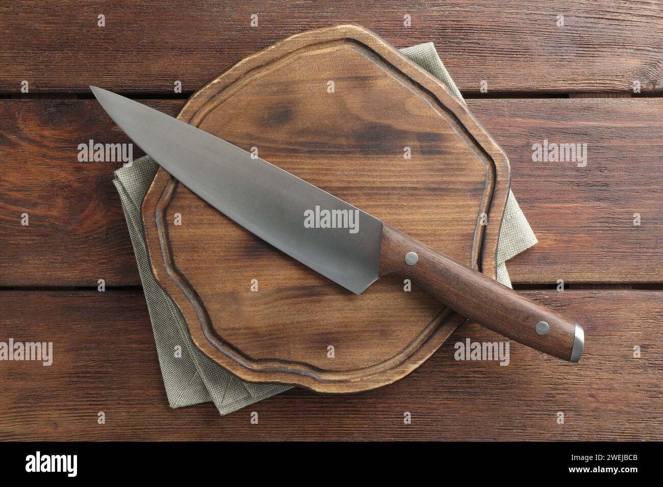 One sharp knife and board on wooden table, top view Stock Photo - Alamy