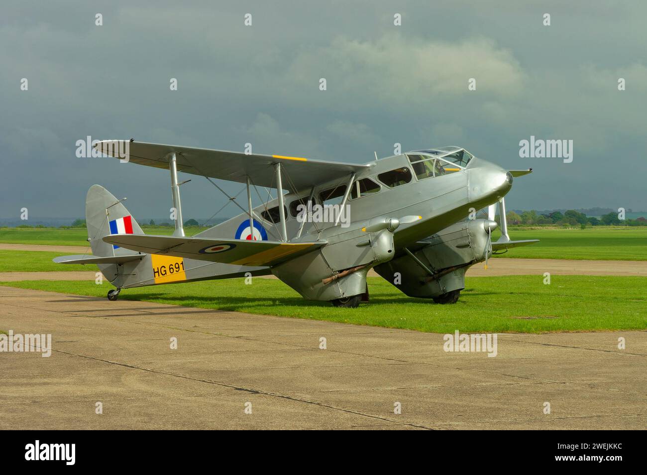 De havilland dragon rapide aircraft hi-res stock photography and images ...