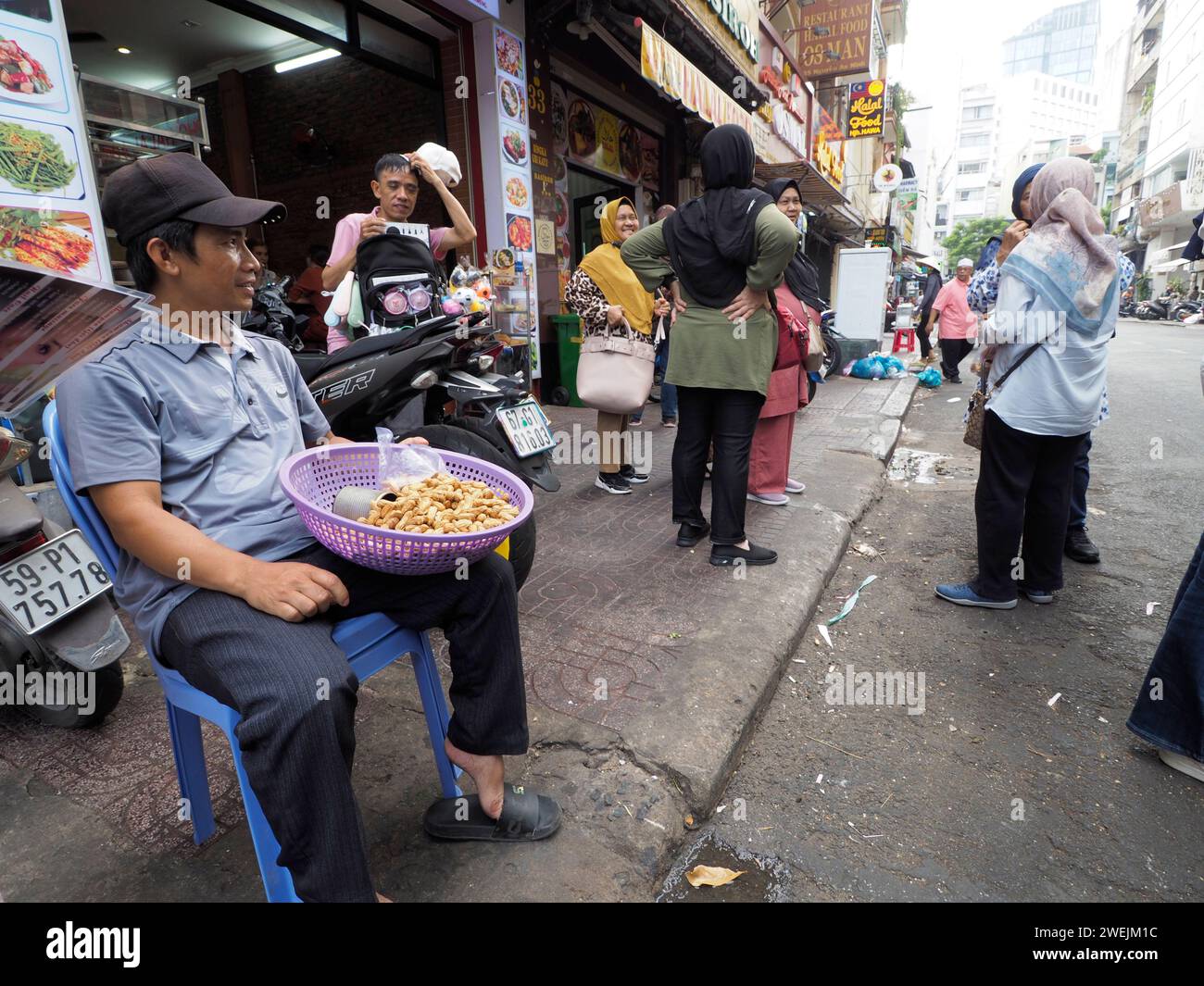 Street vendor in Ho Chi Minh city, Vietnam Stock Photo - Alamy