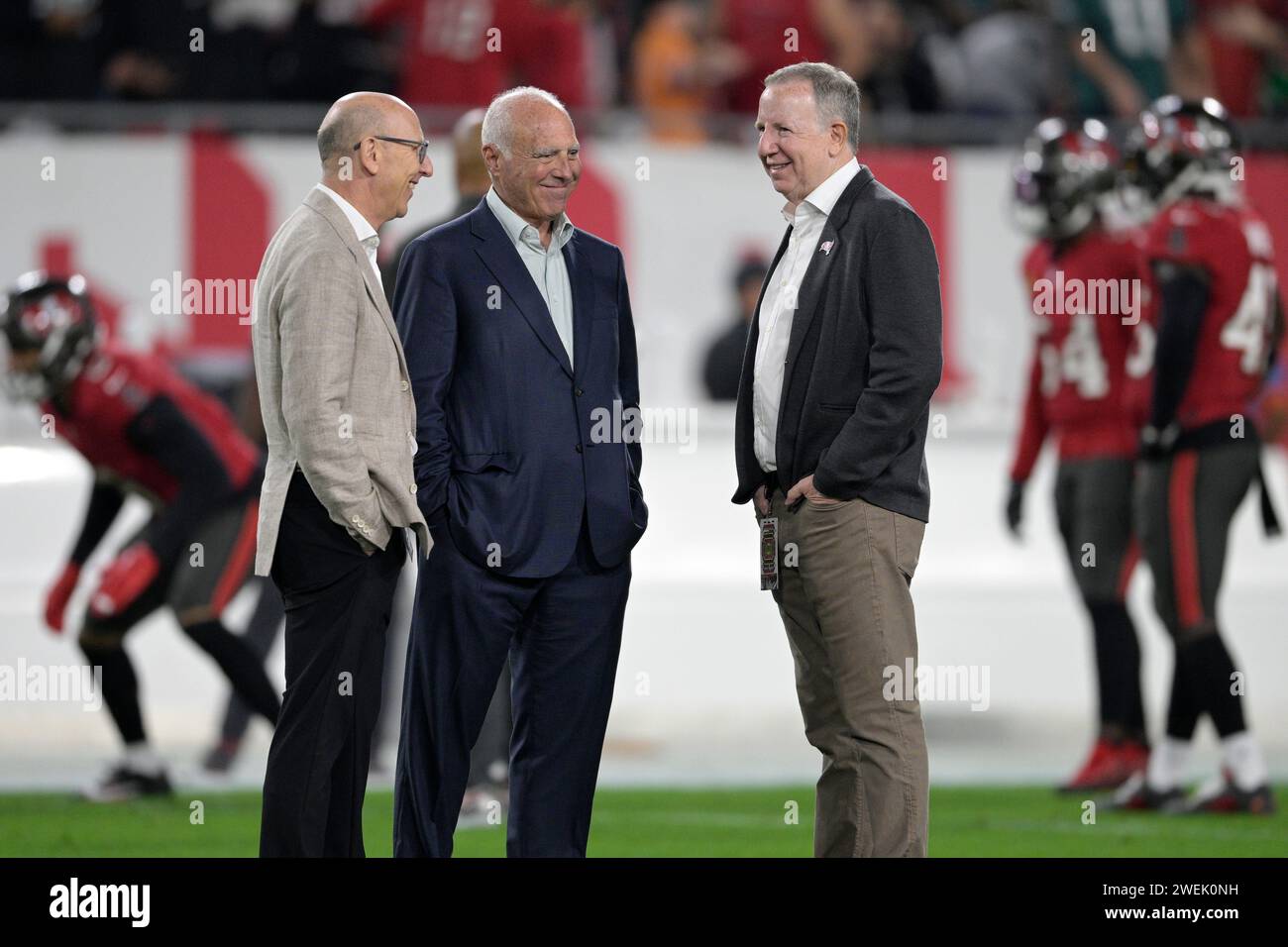 Philadelphia Eagles owner Jeffrey Lurie, center, talks with Tampa Bay ...