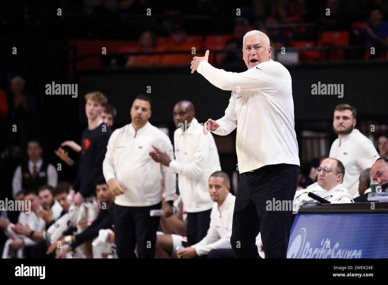 Oregon State coach Wayne Tinkle, right, calls out to players during the ...