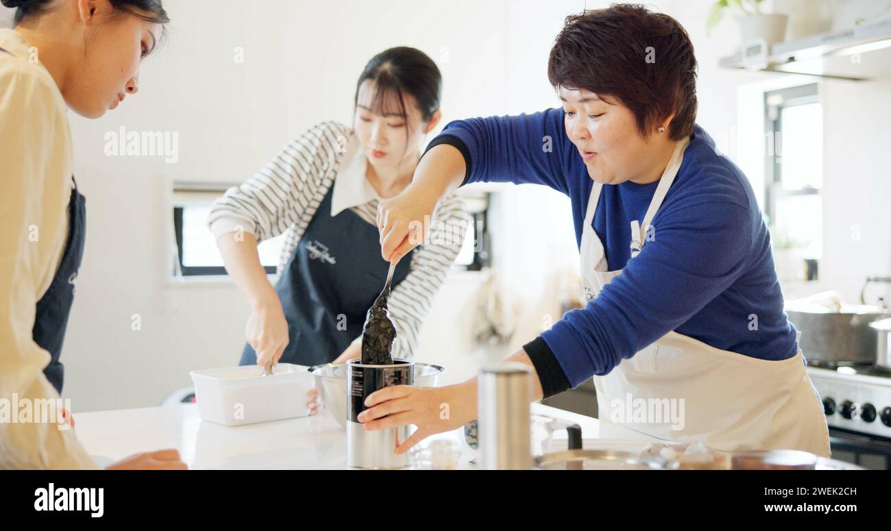 Students in a cooking class hi-res stock photography and images - Alamy