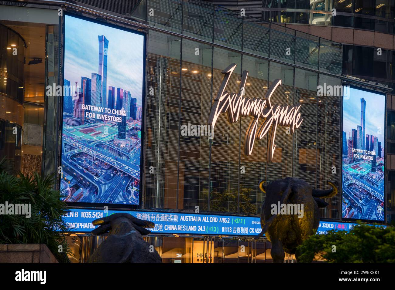 Hong kong stock exchange exchange hi-res stock photography and images ...