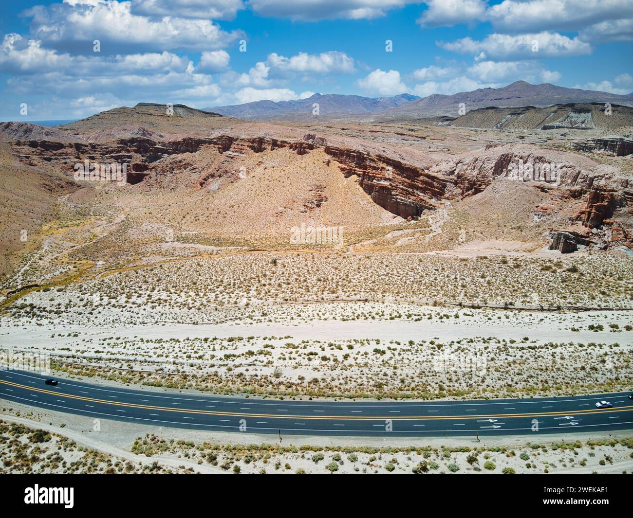 Empty desert road mountains hi-res stock photography and images - Alamy