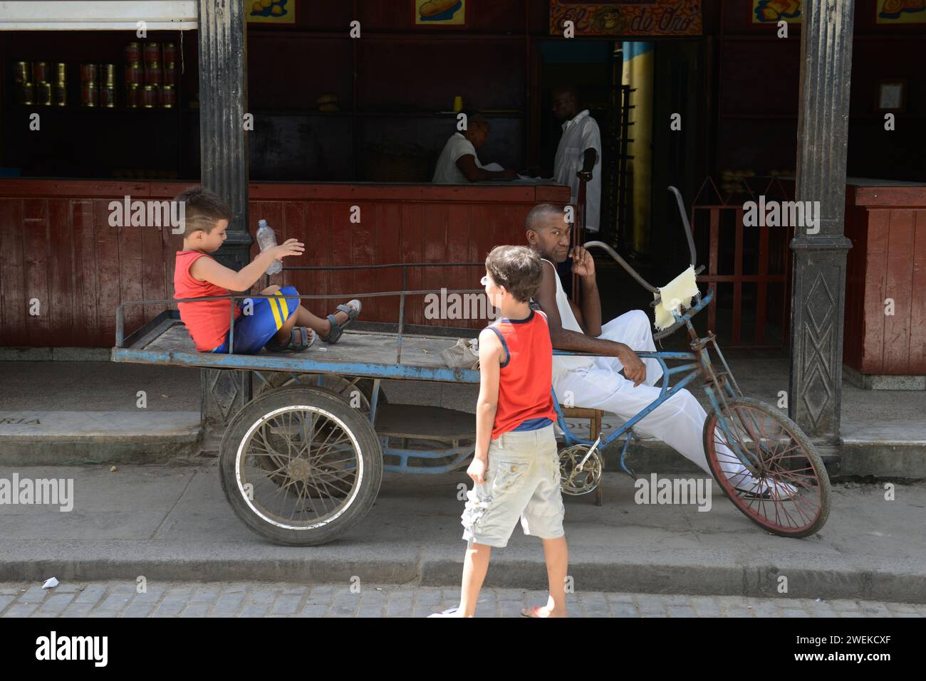 Daily life in old Havana, Cuba Stock Photo - Alamy