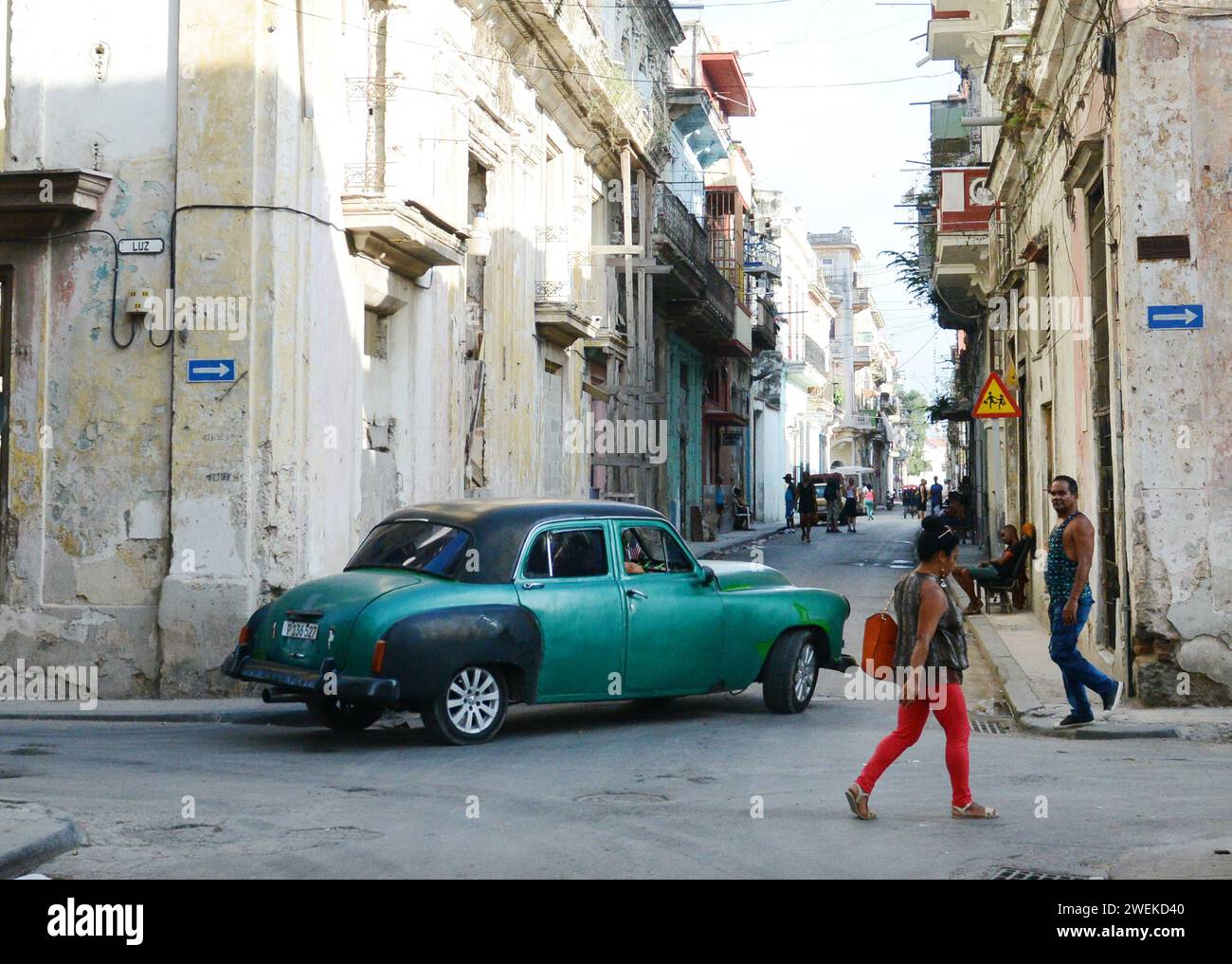 1950s woman walking hi-res stock photography and images - Alamy