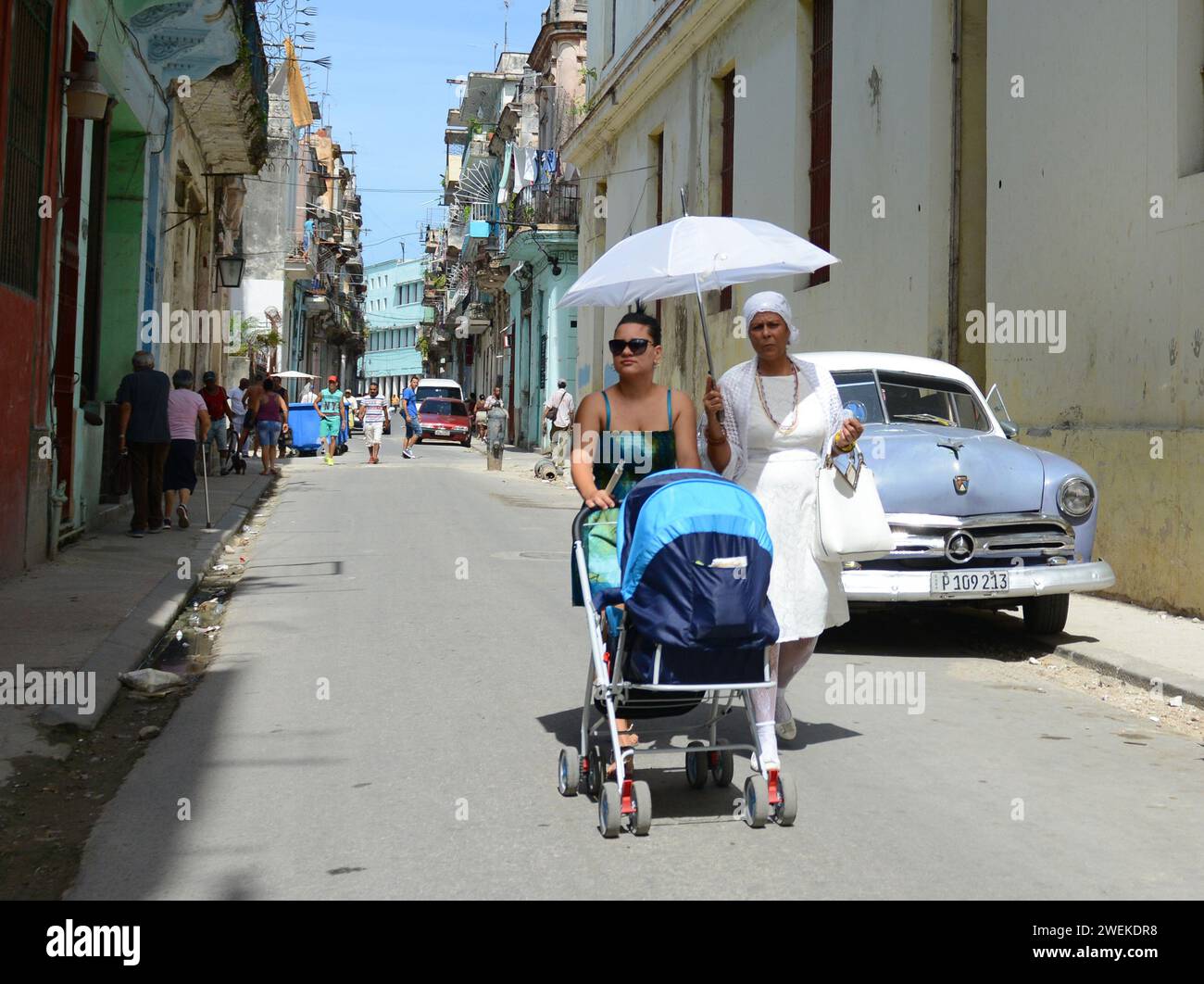 1950s woman walking hi-res stock photography and images - Alamy