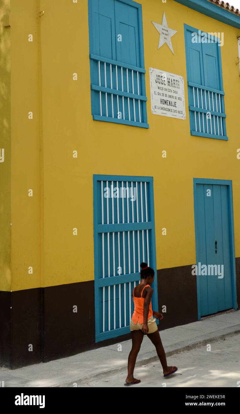 Cuban woman wallking hi-res stock photography and images - Alamy