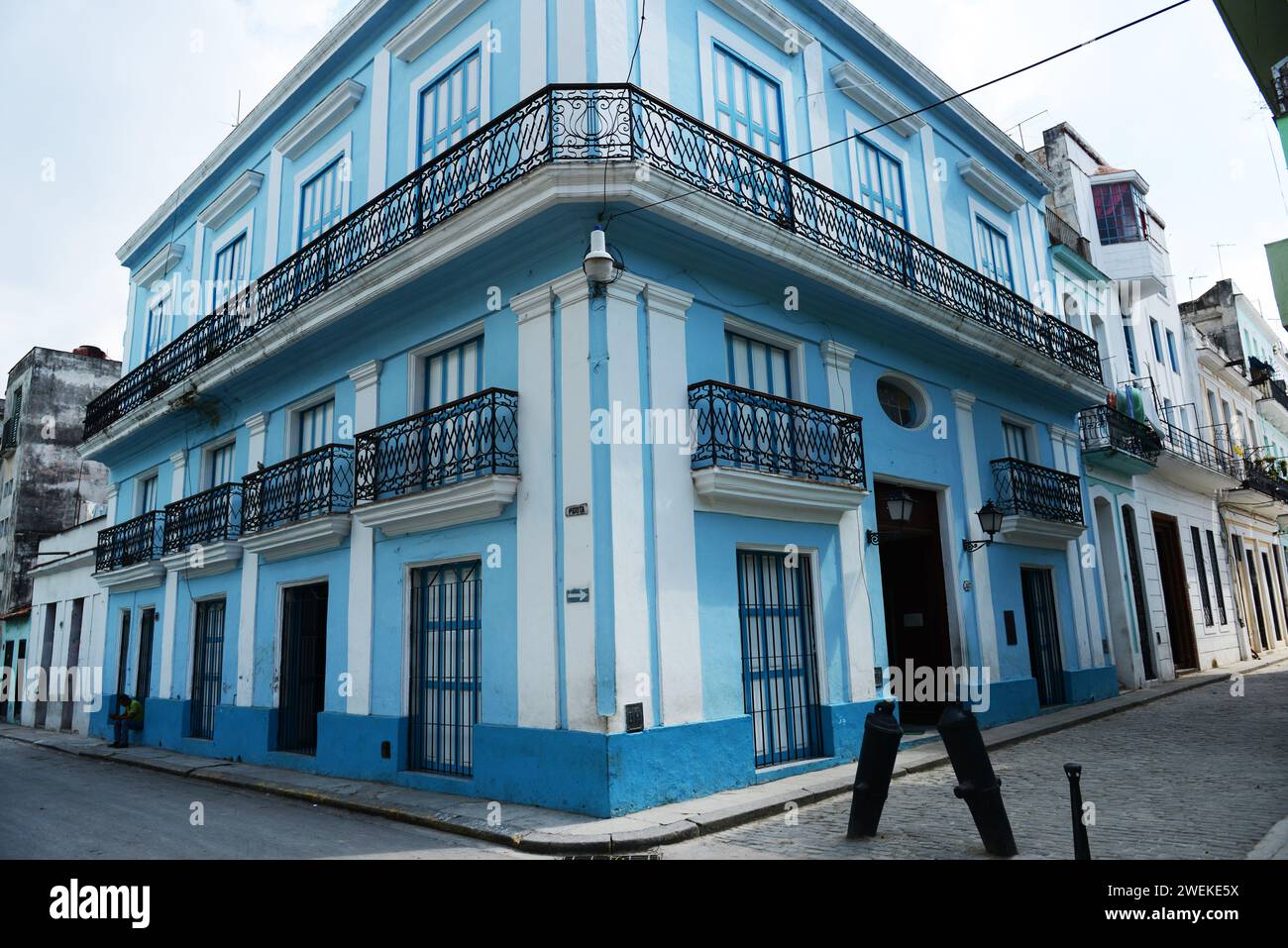 Blue building hi-res stock photography and images - Alamy