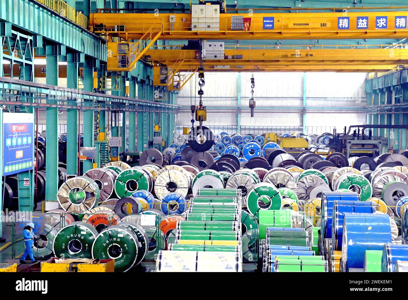 JINGJIANG, CHINA - JANUARY 26, 2024 - Workers lift products for processing at a steel raw ...