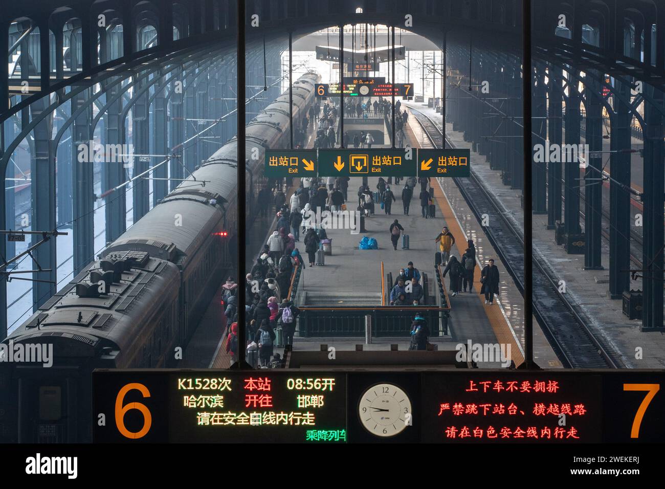 (240126) -- HARBIN, Jan. 26, 2024 (Xinhua) -- Passengers are seen on a ...