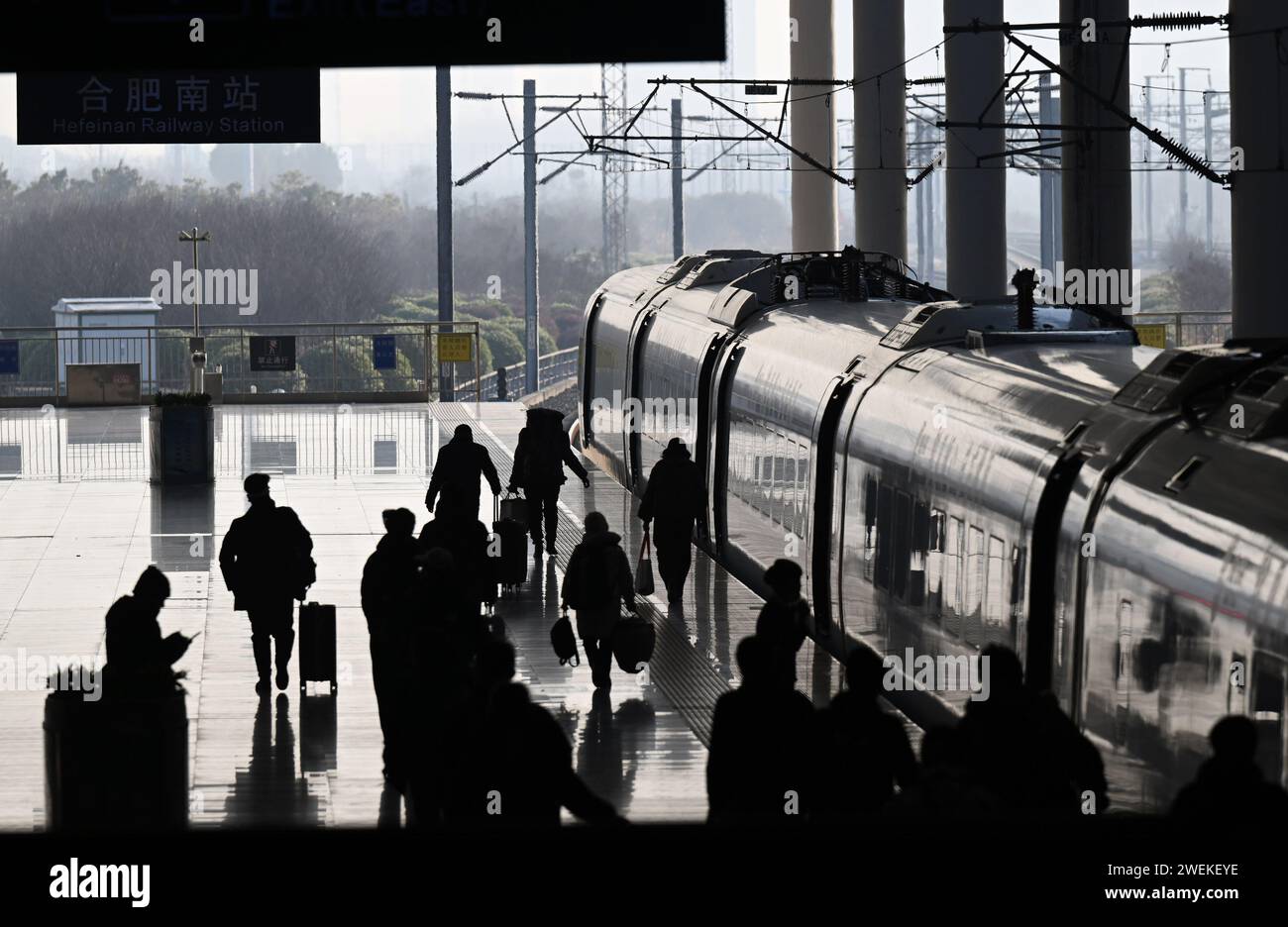 (240126) -- HEFEI, Jan. 26, 2024 (Xinhua) -- Passengers board a train ...
