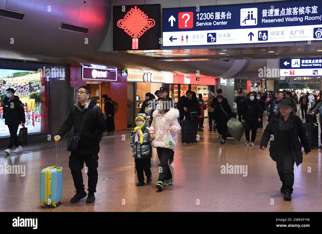 (240126) -- BEIJING, Jan. 26, 2024 (Xinhua) -- Passengers are seen at ...