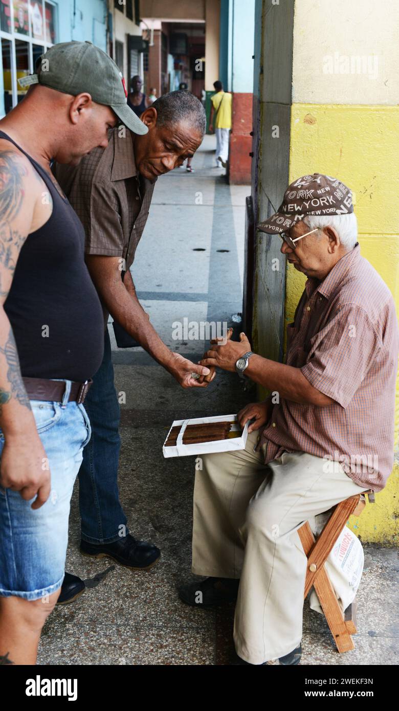 Cuban man selling cigars hi-res stock photography and images - Alamy