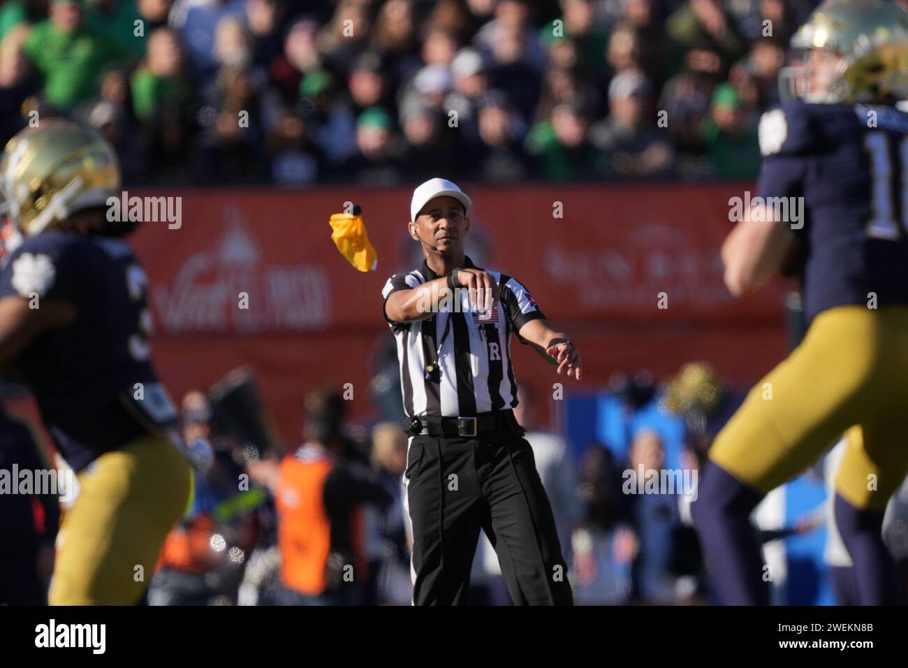 El Paso, United States. 29th Dec, 2023. NCAA referee Scott Walker ...