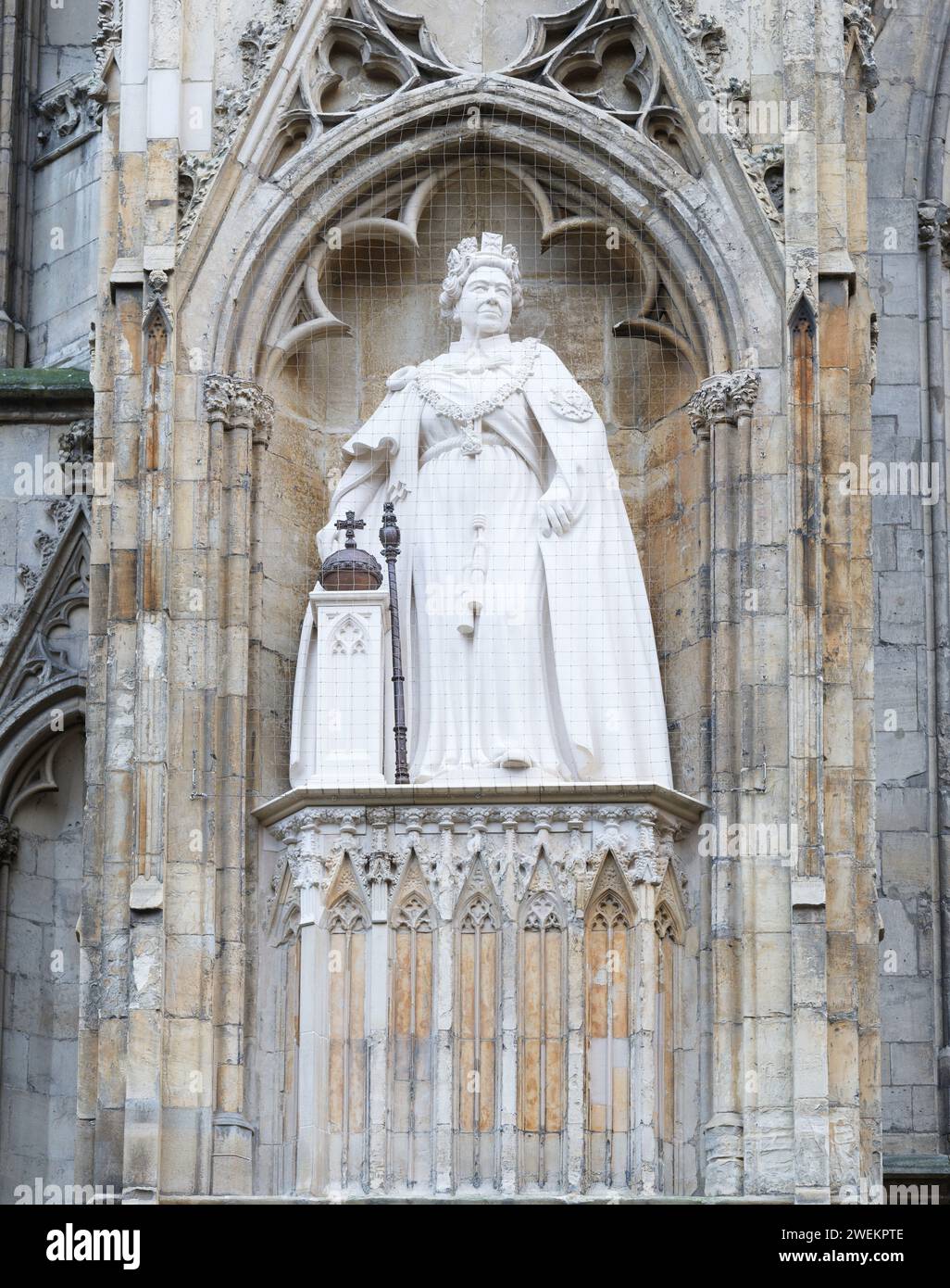Statue, of Queen Elizabeth II, on the west facade of the christian ...