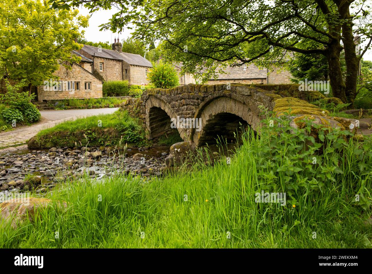 UK, England, Lancashire, Colne, Wycoller, Sally’s Bridge, historic ...