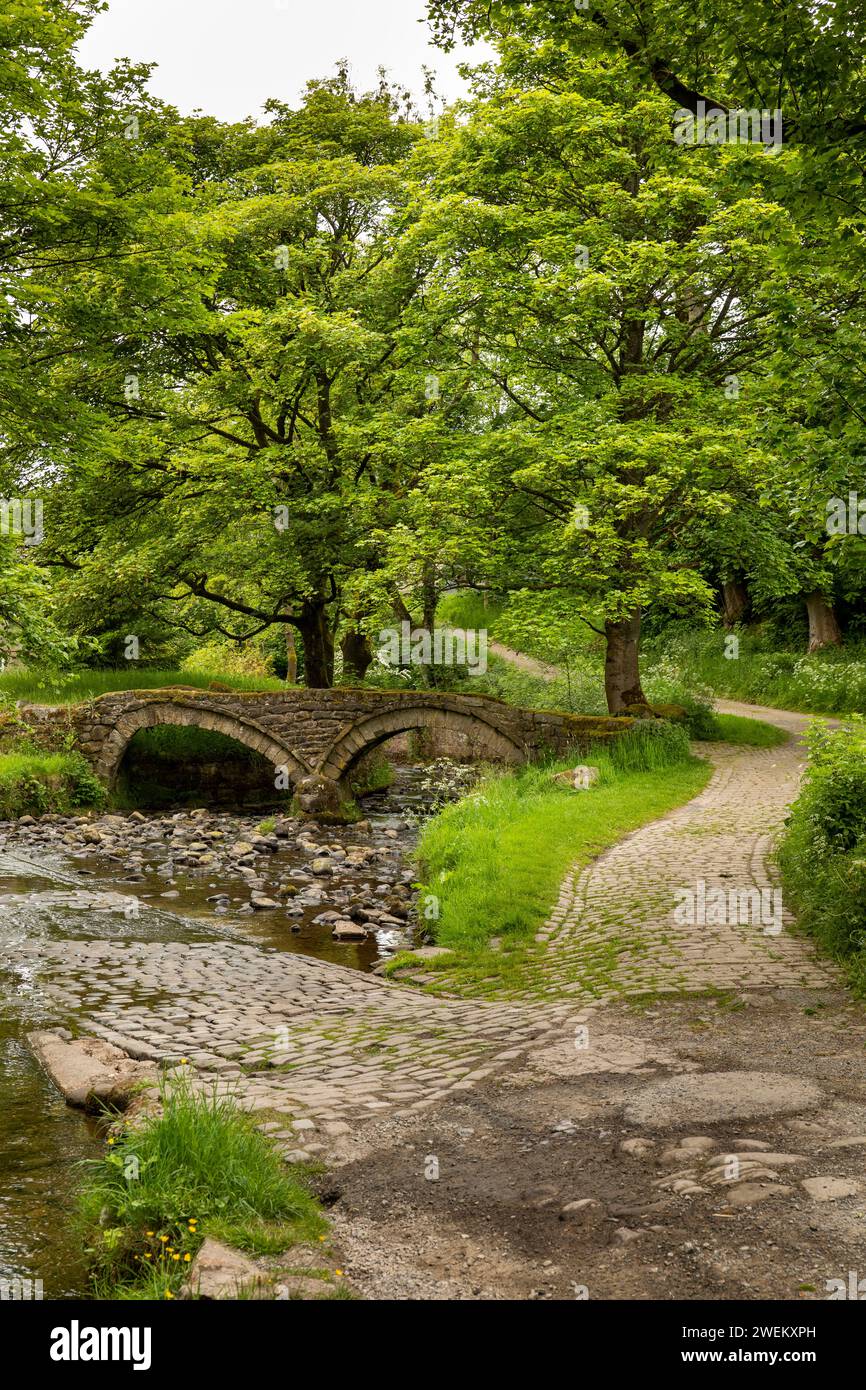 UK, England, Lancashire, Colne, Wycoller, Sally’s Bridge, historic ...