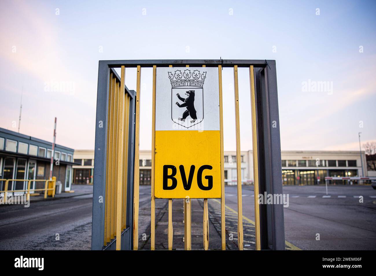 Das Logo der Berliner Verkehrsbetriebe BVG am Betriebshof Birtz am 26 ...