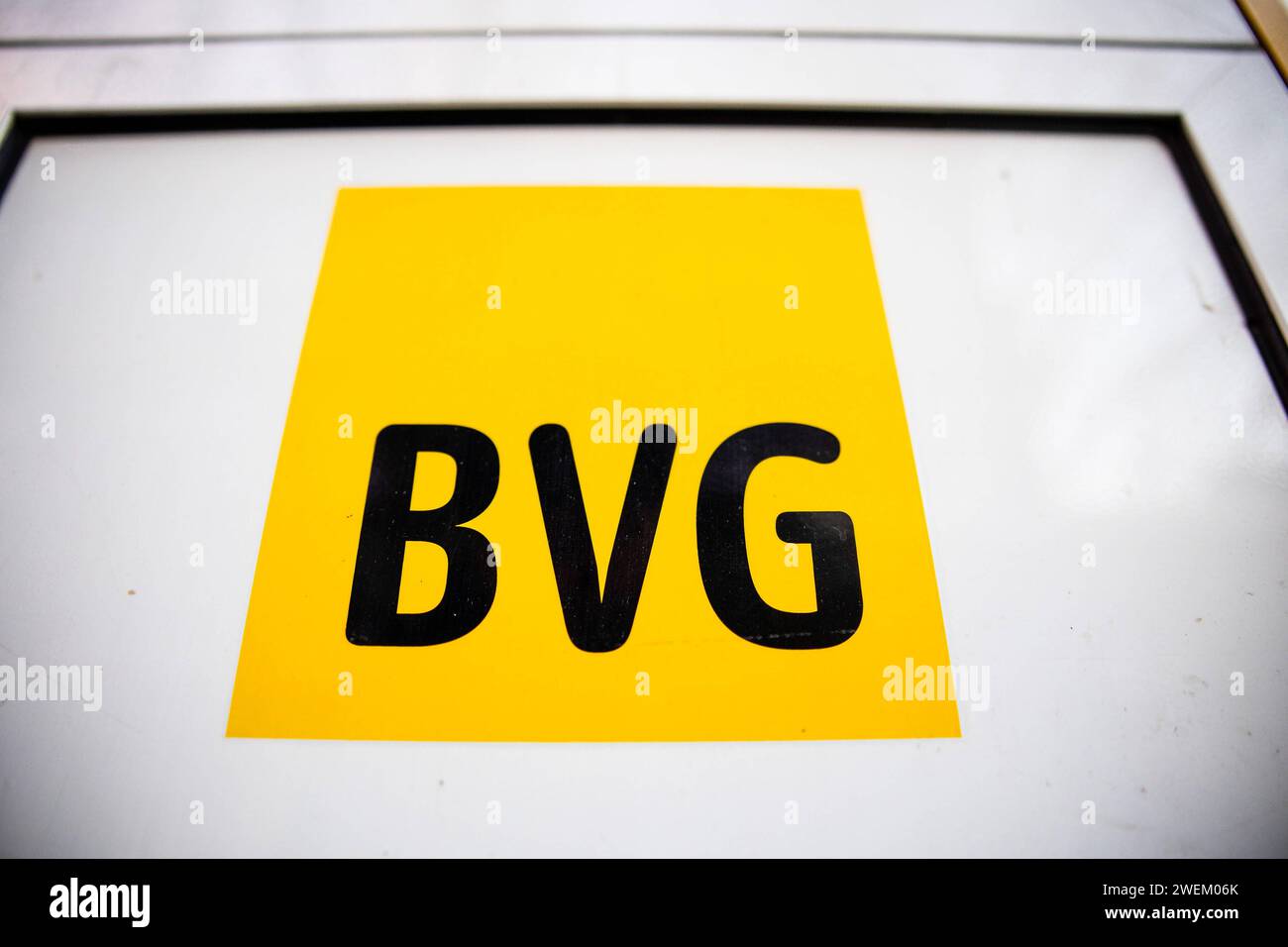 Das Logo der Berliner Verkehrsbetriebe BVG am Betriebshof Birtz am 26 ...