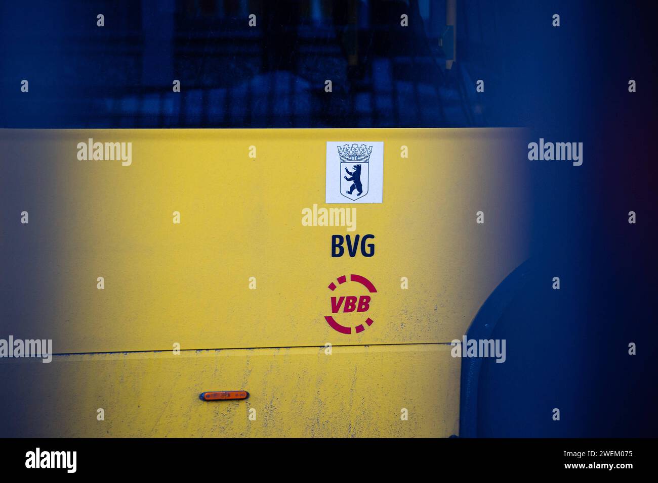 Das Logo der Berliner Verkehrsbetriebe BVG auf einem Bus am Betriebshof ...
