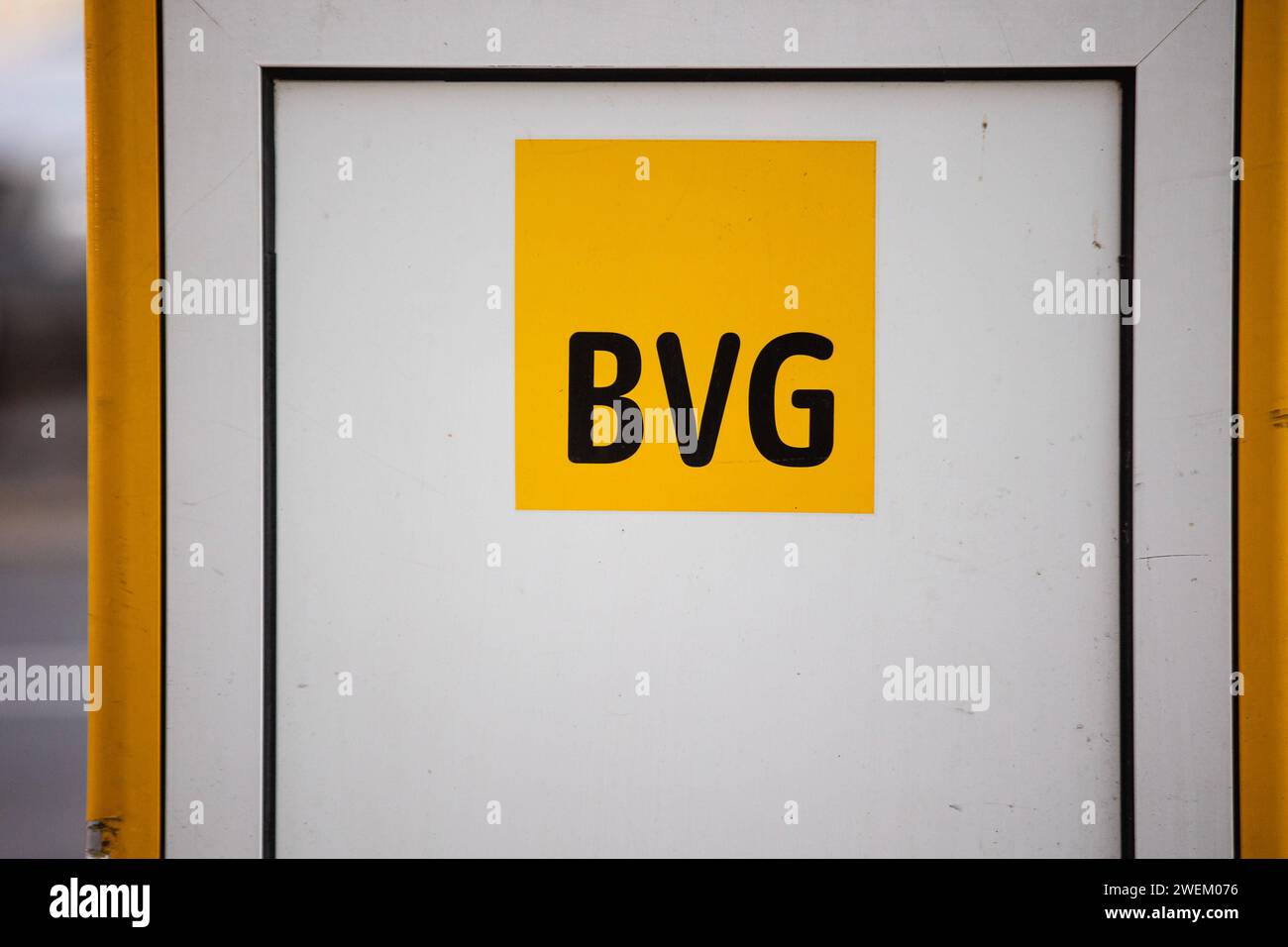 Das Logo der Berliner Verkehrsbetriebe BVG am Betriebshof Birtz am 26 ...