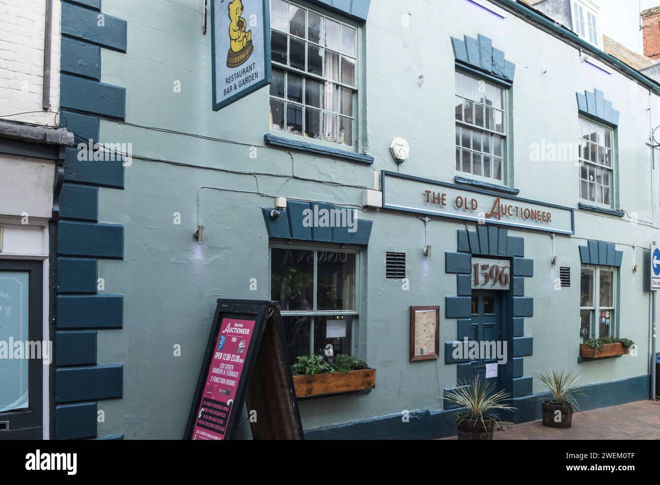 Old auctioneer pub hi-res stock photography and images - Alamy