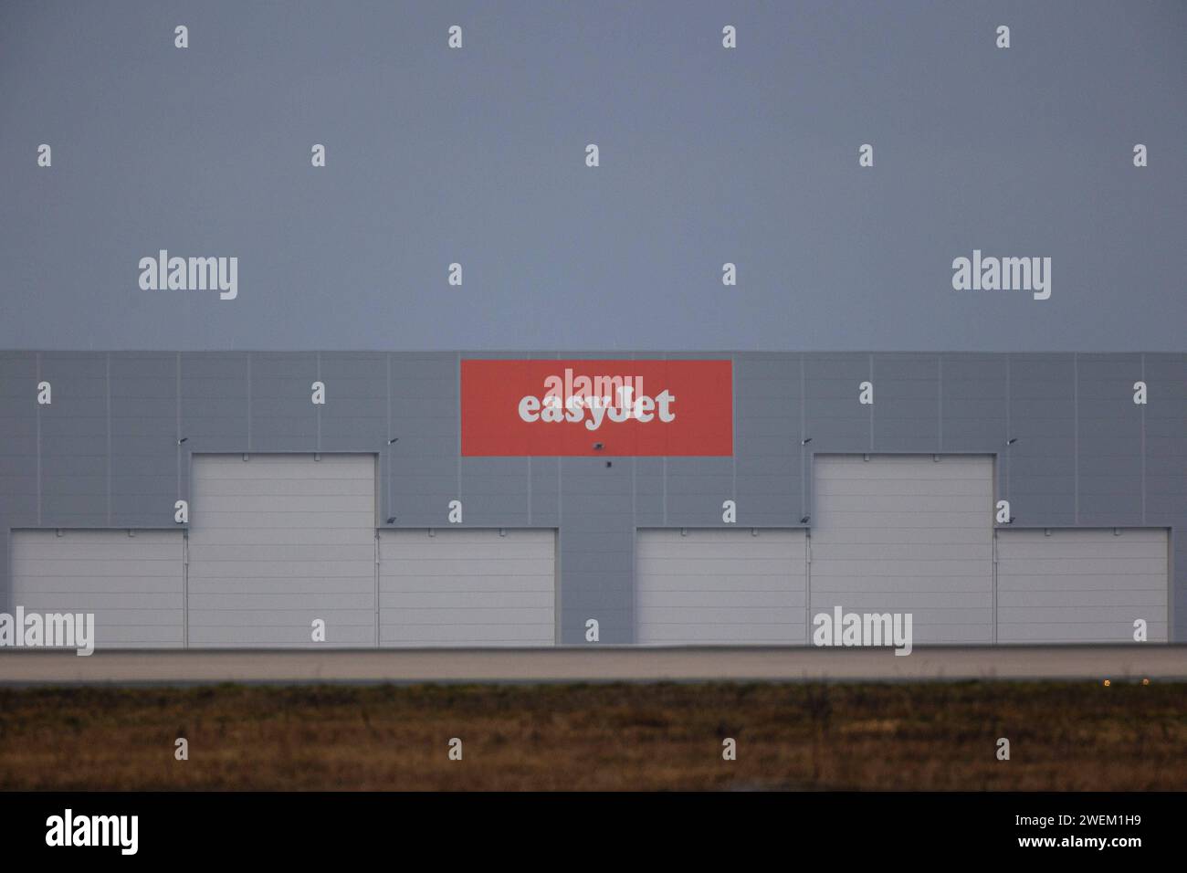 Das Logo der Fluggesellschaft easyJet auf einem Hangar am Flughafen ...