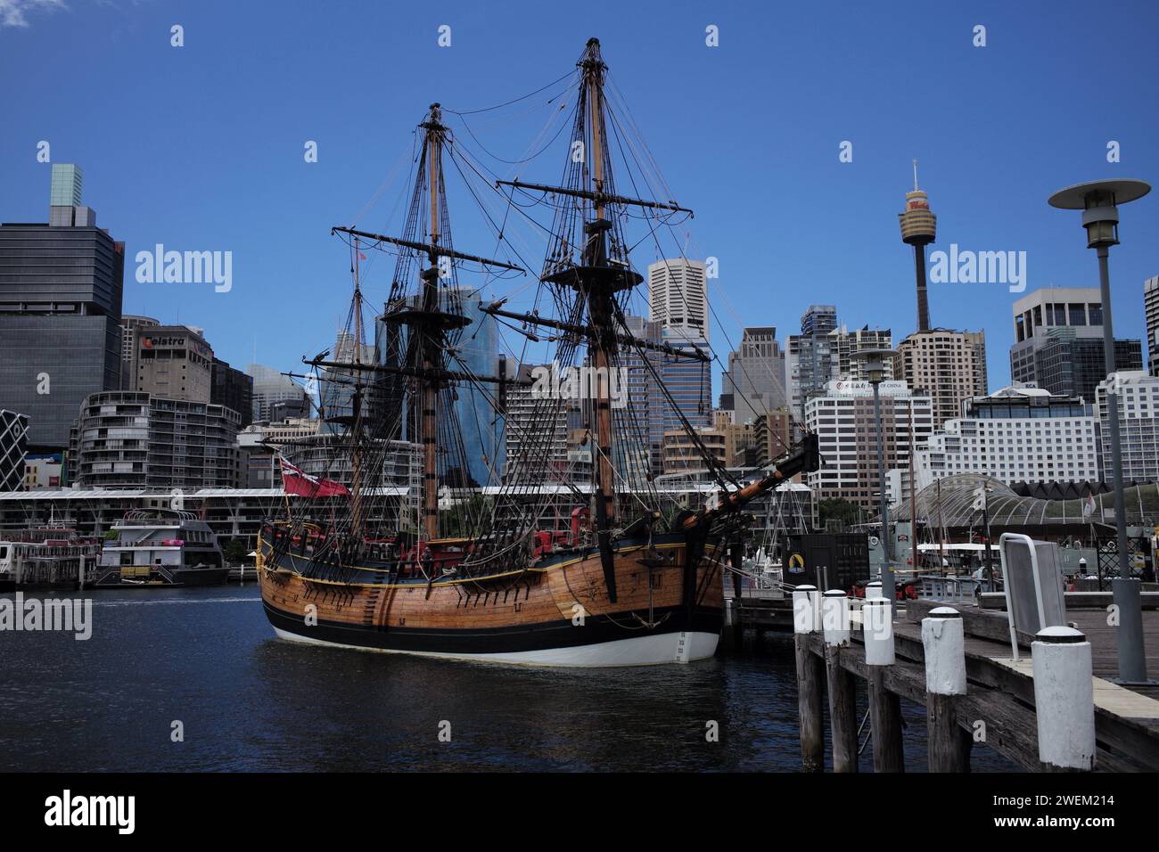 Endeavour ship at darling harbour hi-res stock photography and images ...