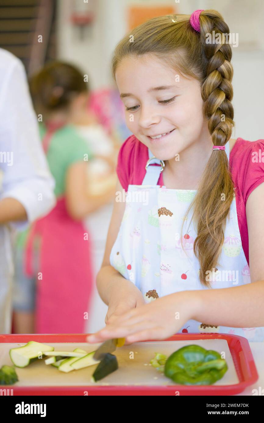 Teen cookery class hi-res stock photography and images - Alamy