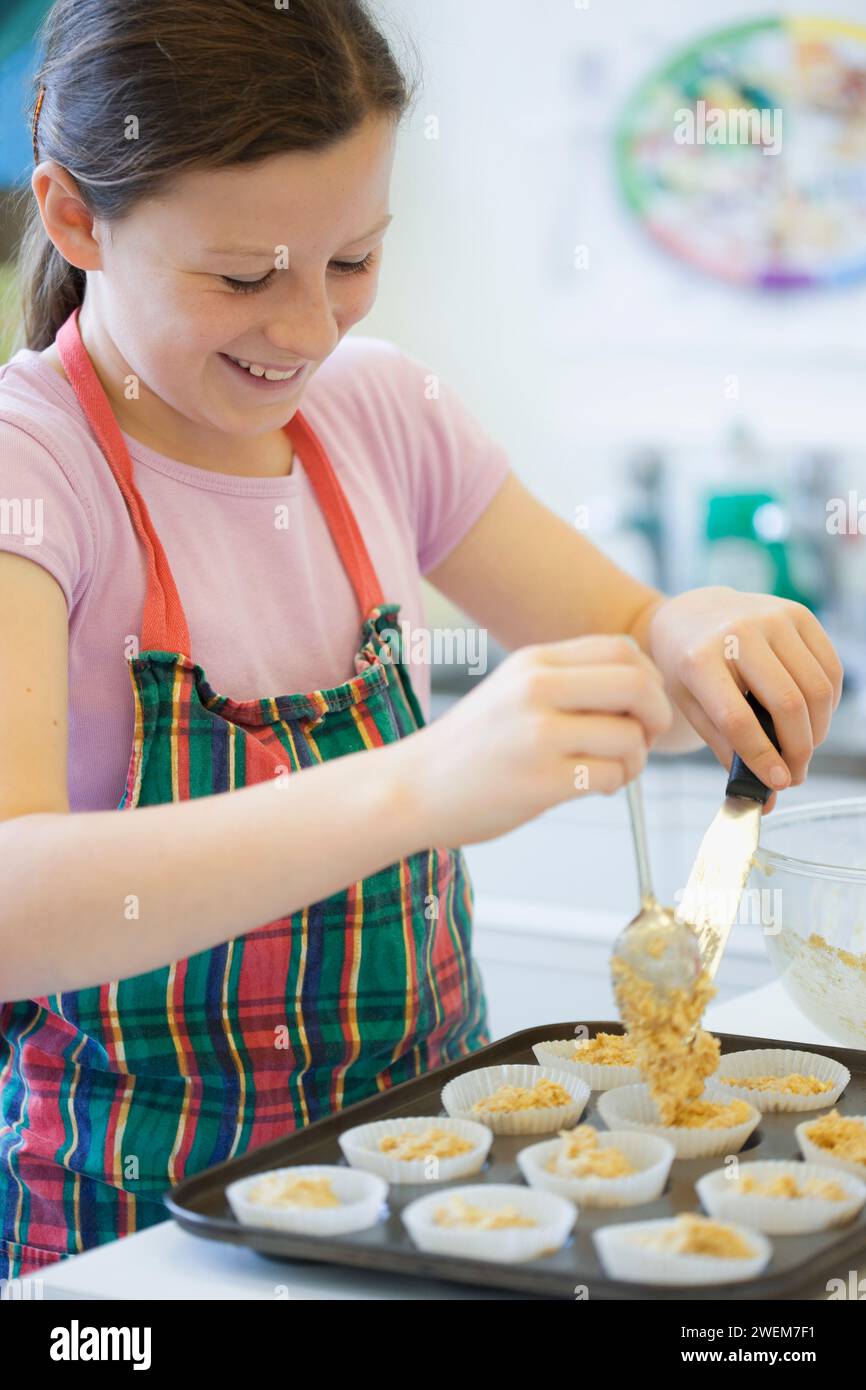 Teen cookery class hi-res stock photography and images - Alamy