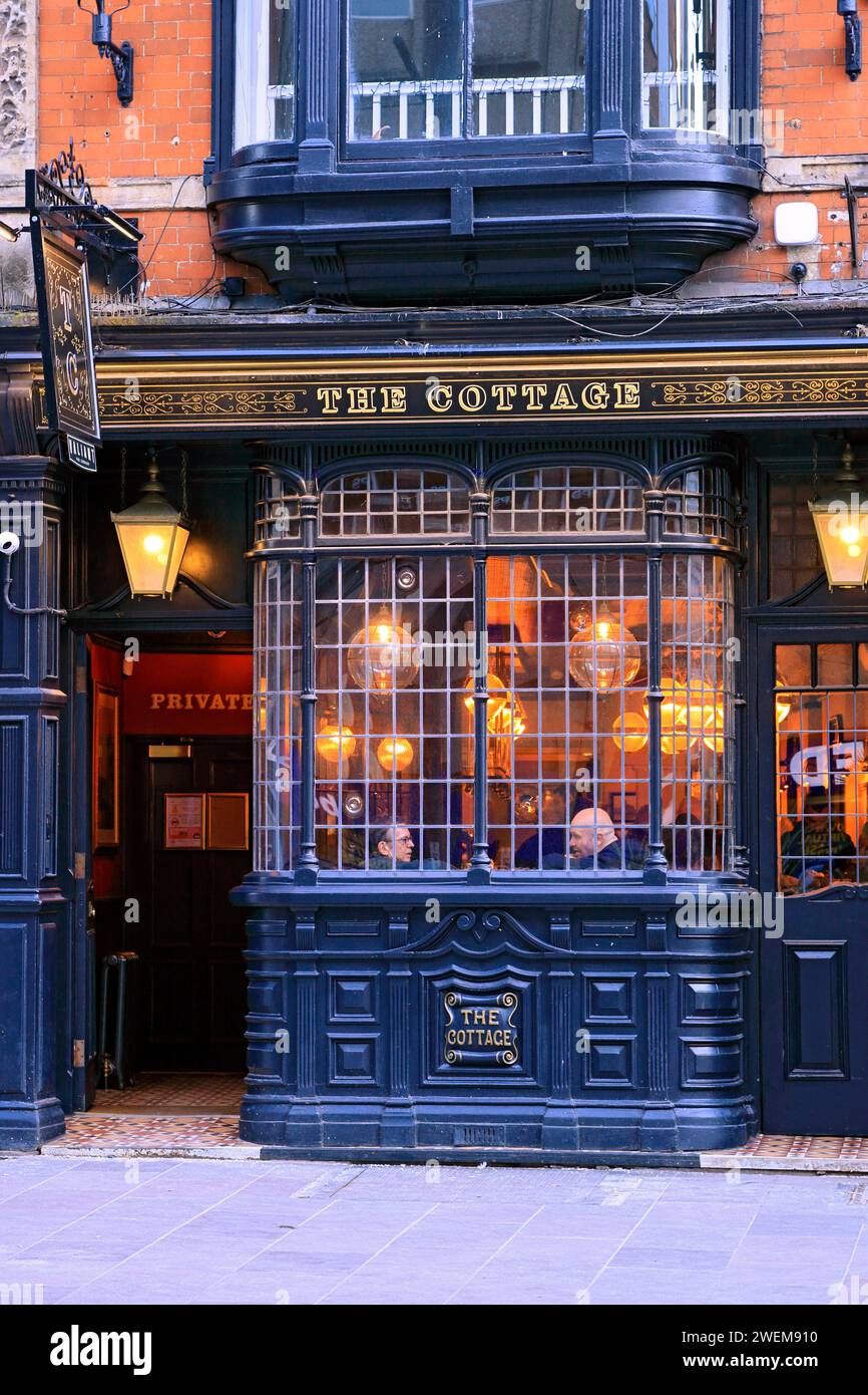 The cottage public house hi-res stock photography and images - Alamy
